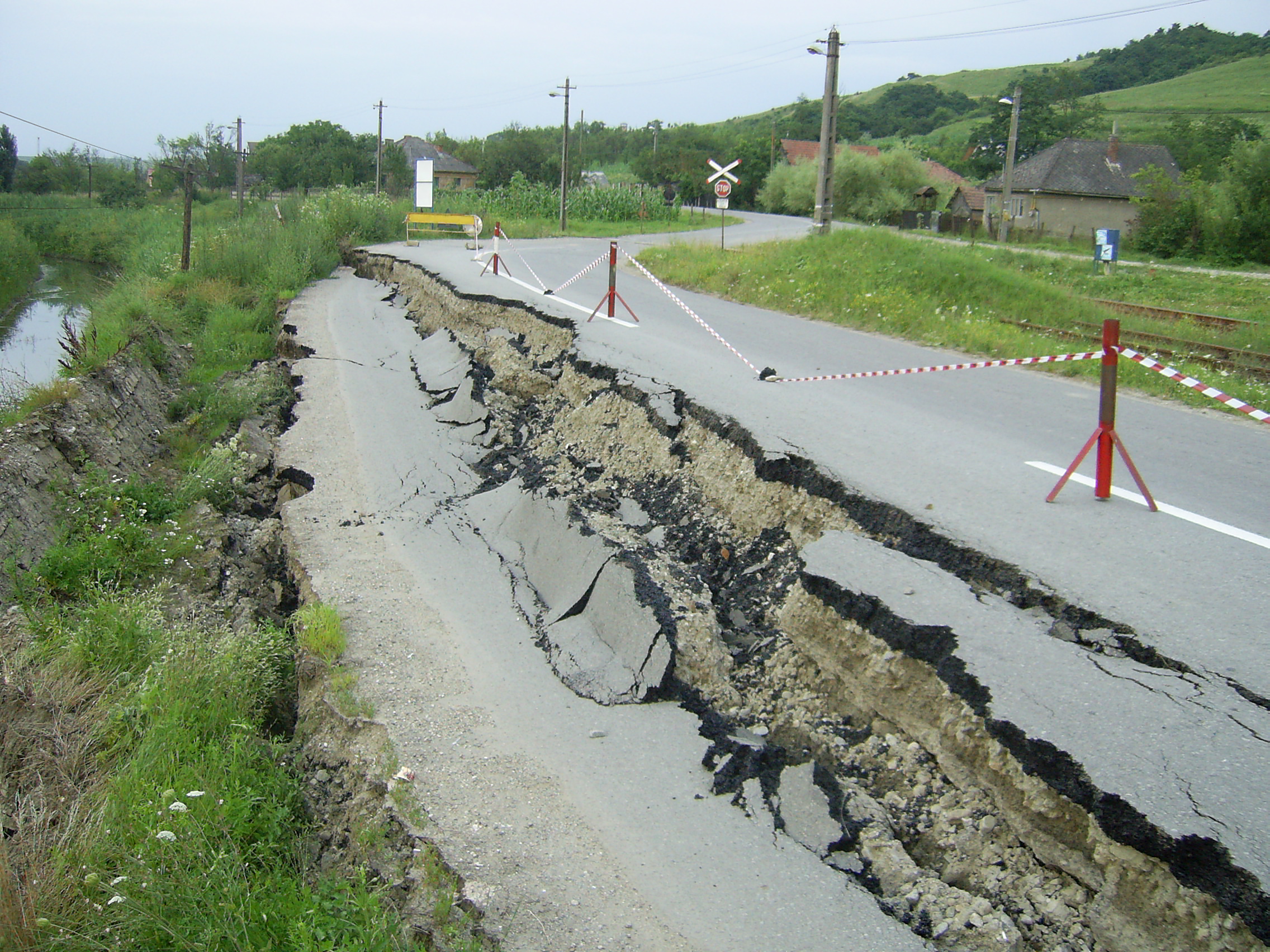 O şosea din municipiul Dej s-a surpat
