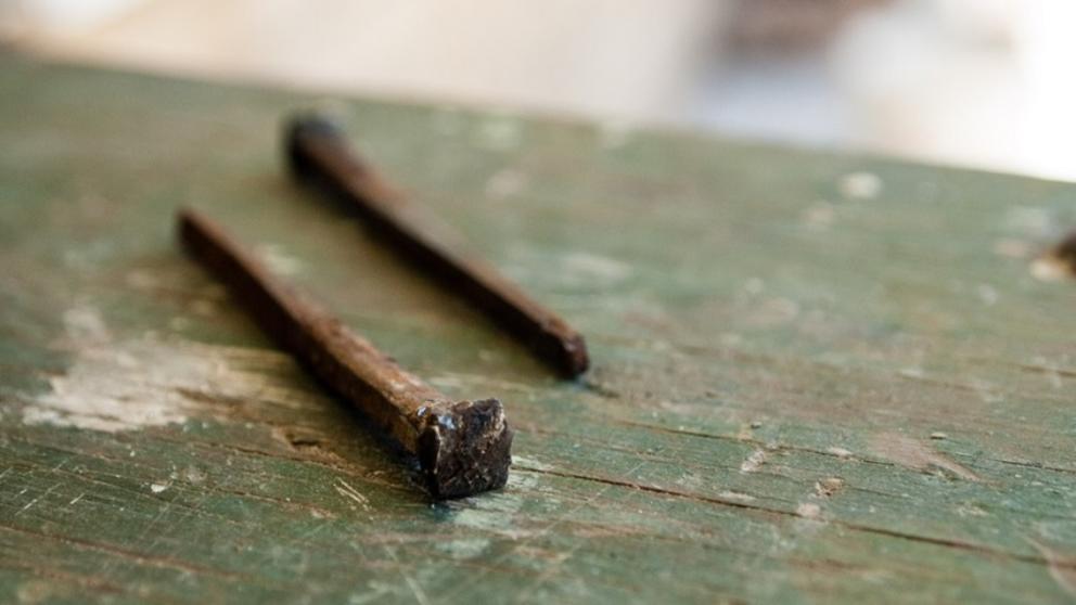 Un paznic din Neamț a furat cuie în valoare de 150.000 de euro de la ...