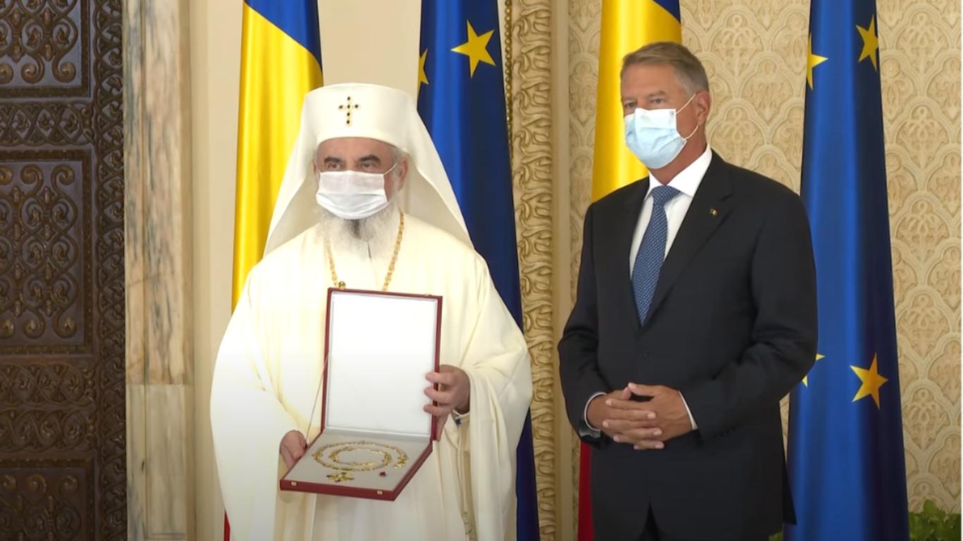 Klaus Iohannis l-a decorat pe Patriarhul Daniel: BOR este un important ... Klaus Iohannis l-a decorat pe Patriarhul Daniel: BOR este un important ...