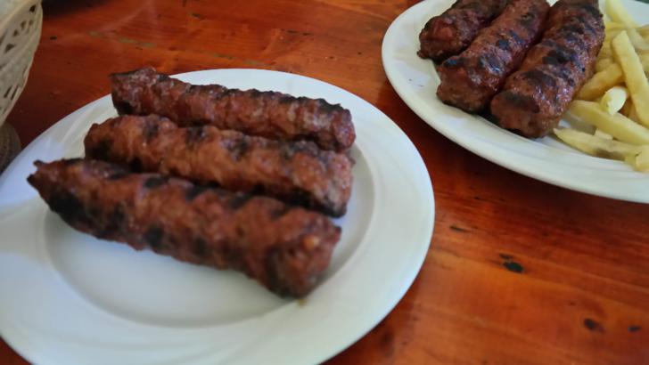 Rețeta de mici ca la Dedulești, Dealul Negru, spusă chiar de un fost gratargiu:"Este cel mai ...