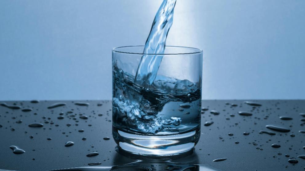 Ce se întâmplă dacă pui un pahar cu apă sub pat, în fiecare noapte ...