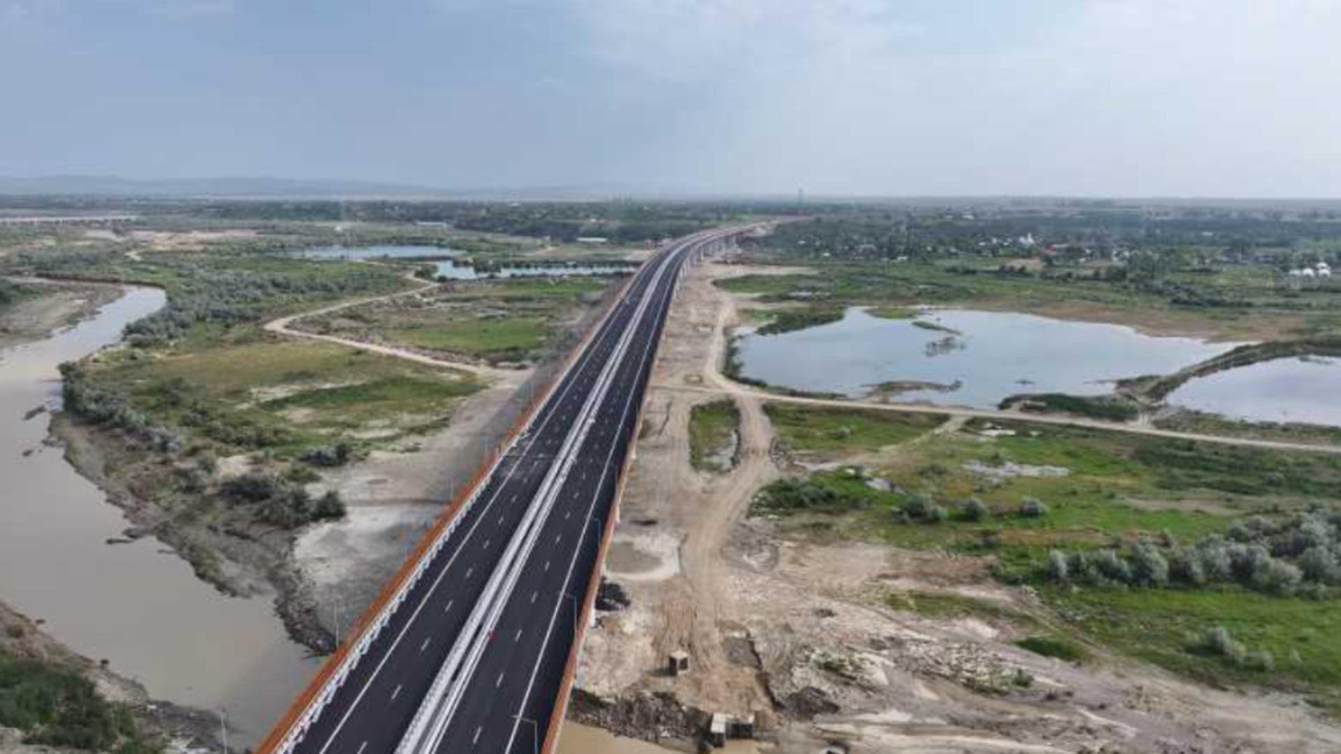 Al doilea cel mai lung pod rutier din România, dat în circulație. Are 1,3 kilometri lungime și ...