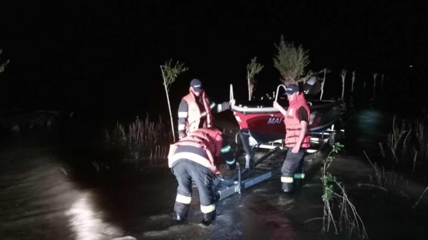 Doi pescari și-au văzut moartea cu ochii, după ce barca lor s-a răsturant pe râul Prut. Cum au ...